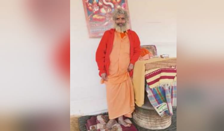 Ramesh Puri Of Haryana Has Been Enjoying Bhagwat Dhuni While Standing ...