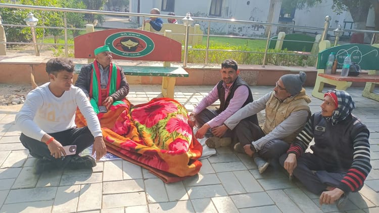 Sick Farmer Leader Reached Divisional Commissioner's Office Submitted ...