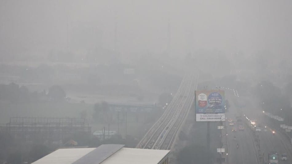 Indore News:4.9 डिग्री पर ठिठुरा इंदौर, कोहरे ने रोकी ट्रेनों की रफ्तार ...