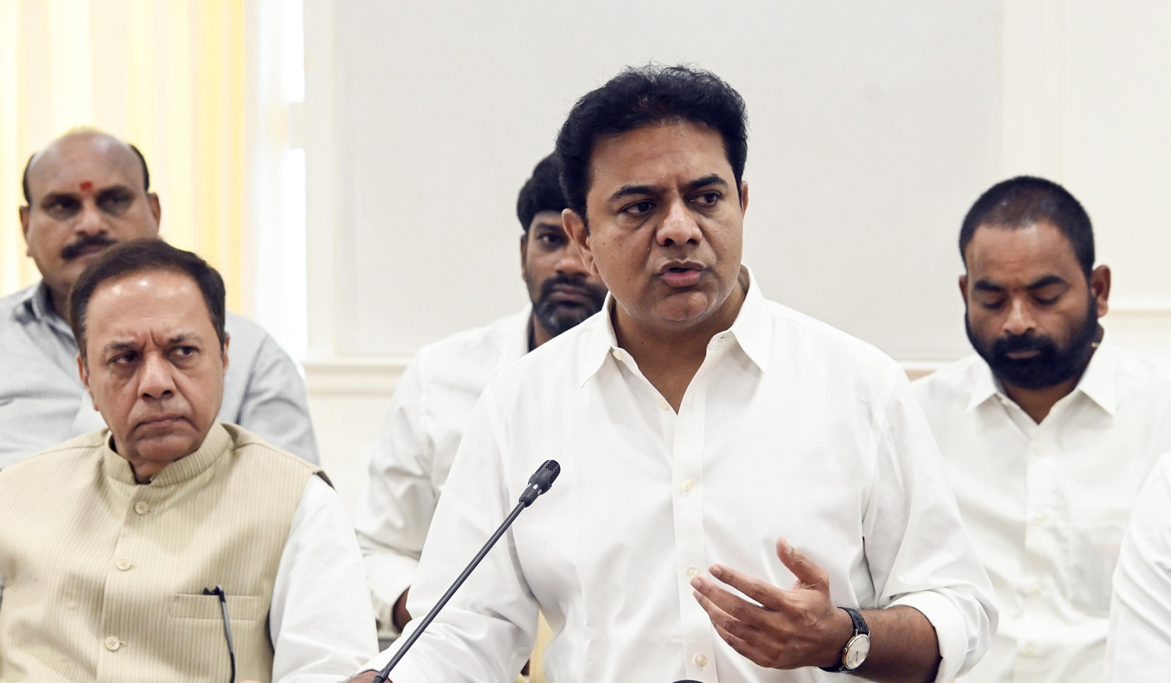 Telangana:बीआरएस नेता केटी रामाराव और हरीश राव नजरबंद, पार्टी विधायक की ...