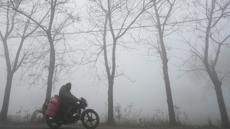 Delhi Weather Today:दिल्ली-एनसीआर में छाया घना कोहरा, कई इलाकों में ...