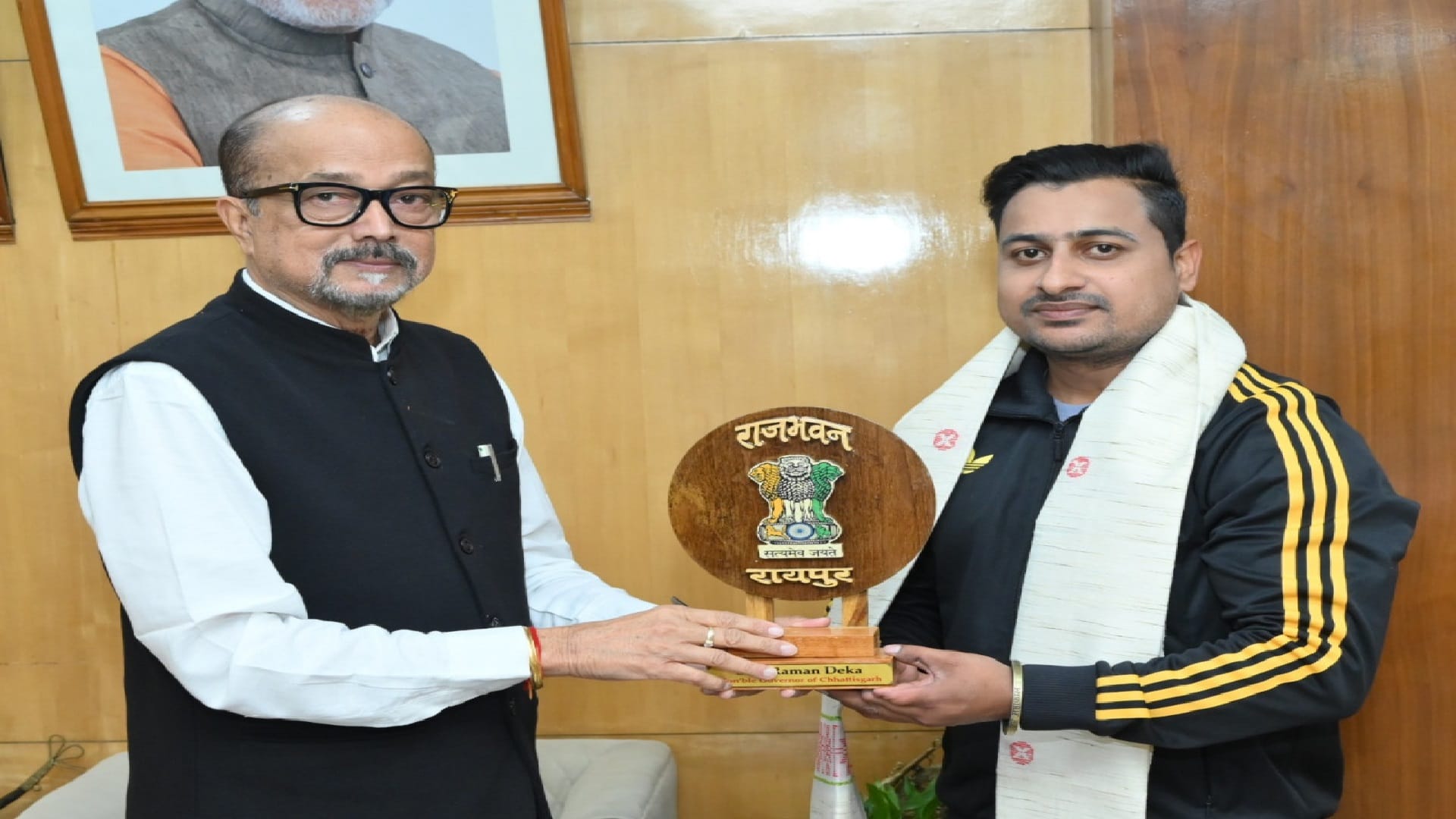 Para Asia Cup Gold Medalist Shrimant Jha Met Governor Deka In Cg - Amar ...
