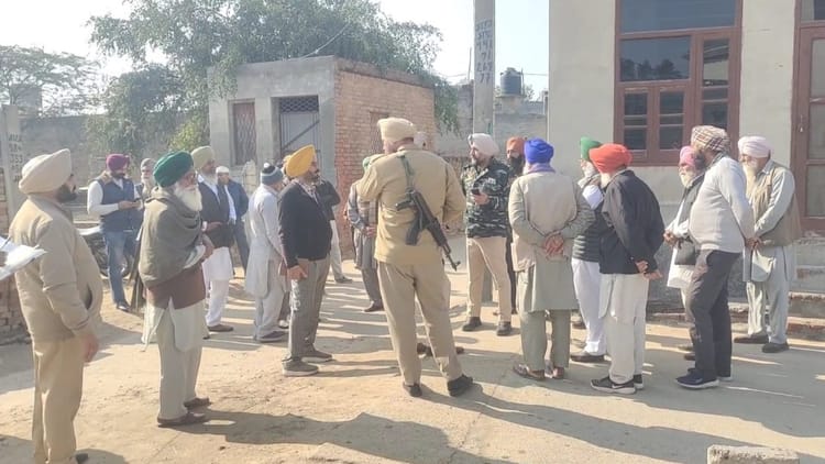 Faridkot:गांव गोलेवाला में गुटका साहिब की बेअदबी, गली-नाली में फेंके गए ...