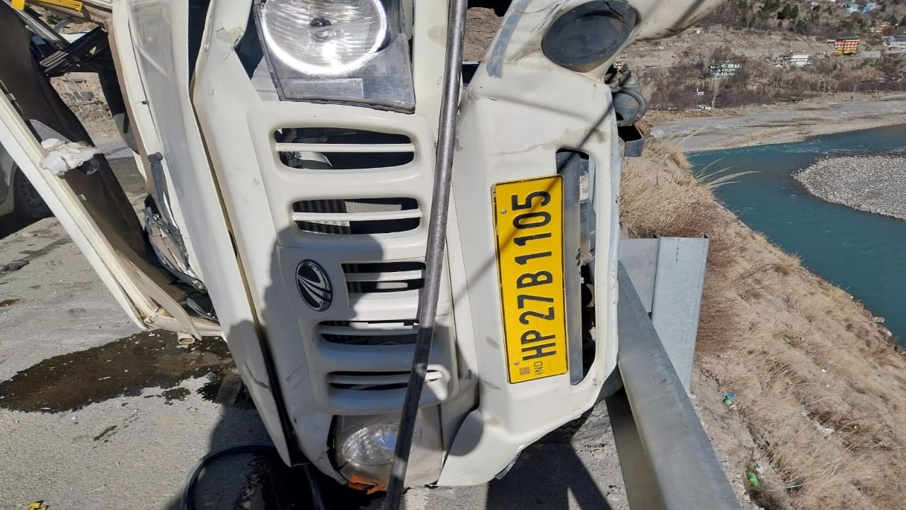 Kinnaur Road Accident:स्पीलो-कानम सड़क से 100 मीटर नीचे हाईवे पर गिरी ...
