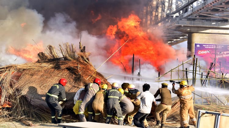 Fire In Mahakumbh :30 फीट ऊंची लपटें उठीं, रह-रहकर धमाकों से दहला मेला ...