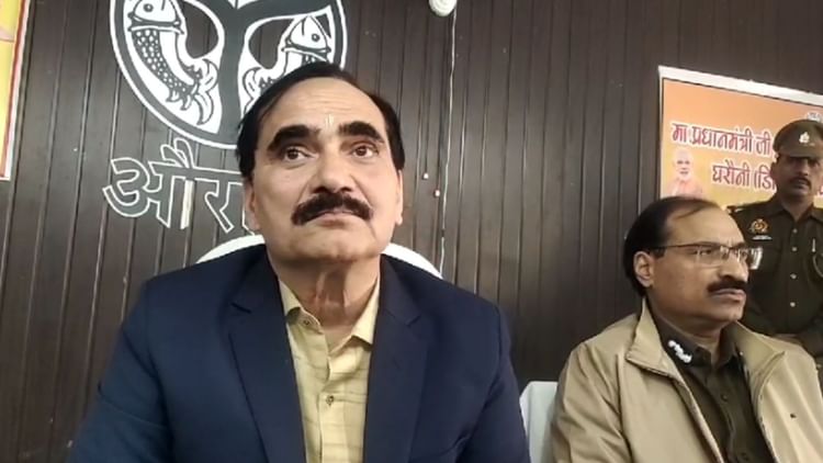 Bhadohi Commissioner Balkrishna Tripathi Scolded Officers For Pending Revenue Cases - Amar Ujala ...