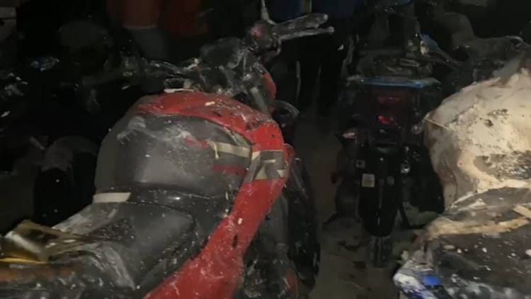 Bihar News:शॉर्ट सर्किट के चलते बाइक एजेंसी में लगी आग, कई बाइकें जली ...
