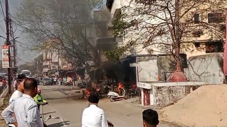 Raigarh:होटल में सिलेंडर ब्लास्ट होने से पांच लोग झुलसे, बाहर खड़े ...