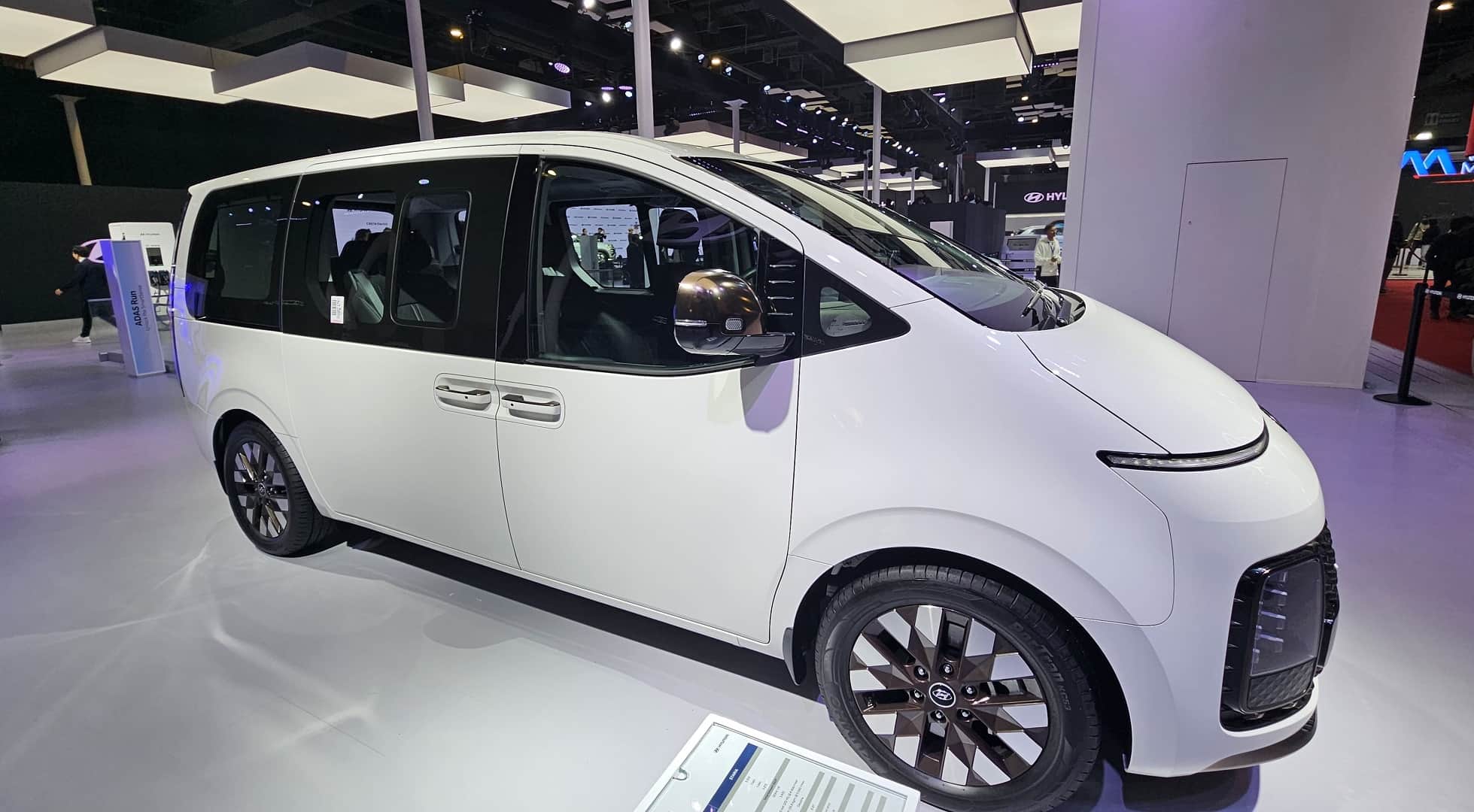 Hyundai Motor Showcased Staria Luxury Mpv At Auto Expo 2025 In Bharat ...