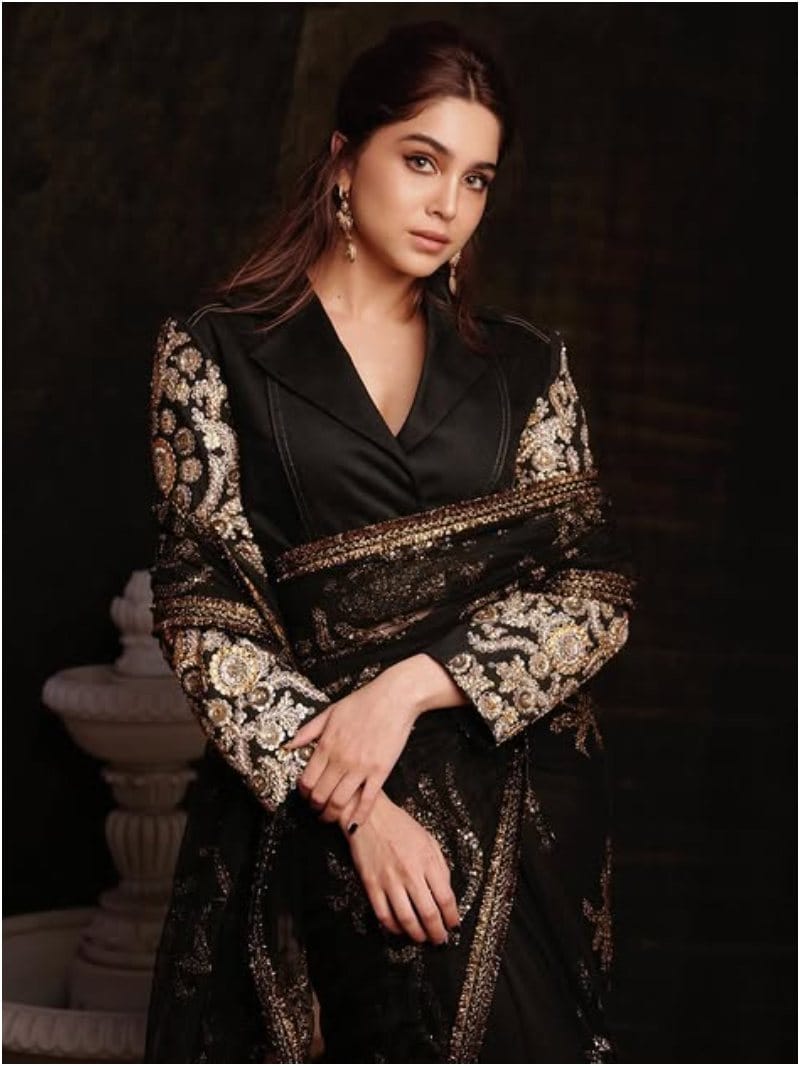 ब्लैक आउटफिट में शरवरी वाघ का खूबसूरत अंदाज