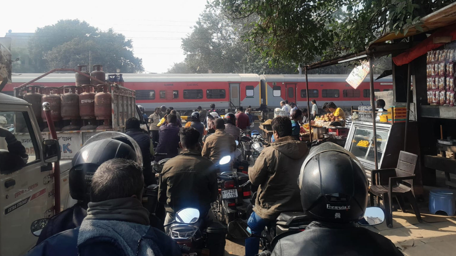 बड़ा हादसा टला:बस्ती में वंदे भारत ट्रेन से टकराया सांड, 24 मिनट खड़ी ...