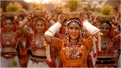 Maro Dev Bapu Sevalal Song:सीएम देवेंद्र फडणवीस की पत्नी अमृता का नया ...