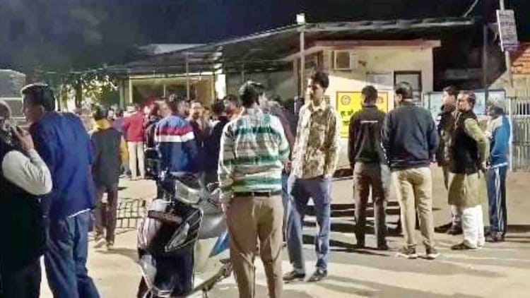 Churu News:रतनगढ़ में मेगा हाईवे पर कार और ट्रक की जबरदस्त भिड़ंत ...