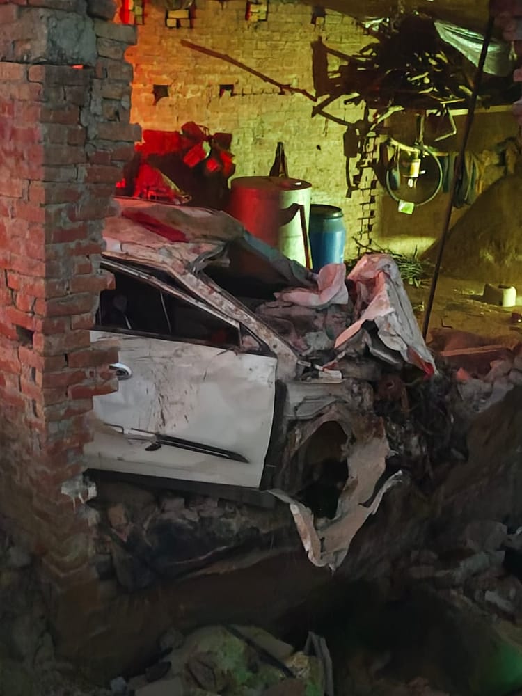 Rae Bareli: Uncontrolled Police Car Entered The Shop During Patrolling ...