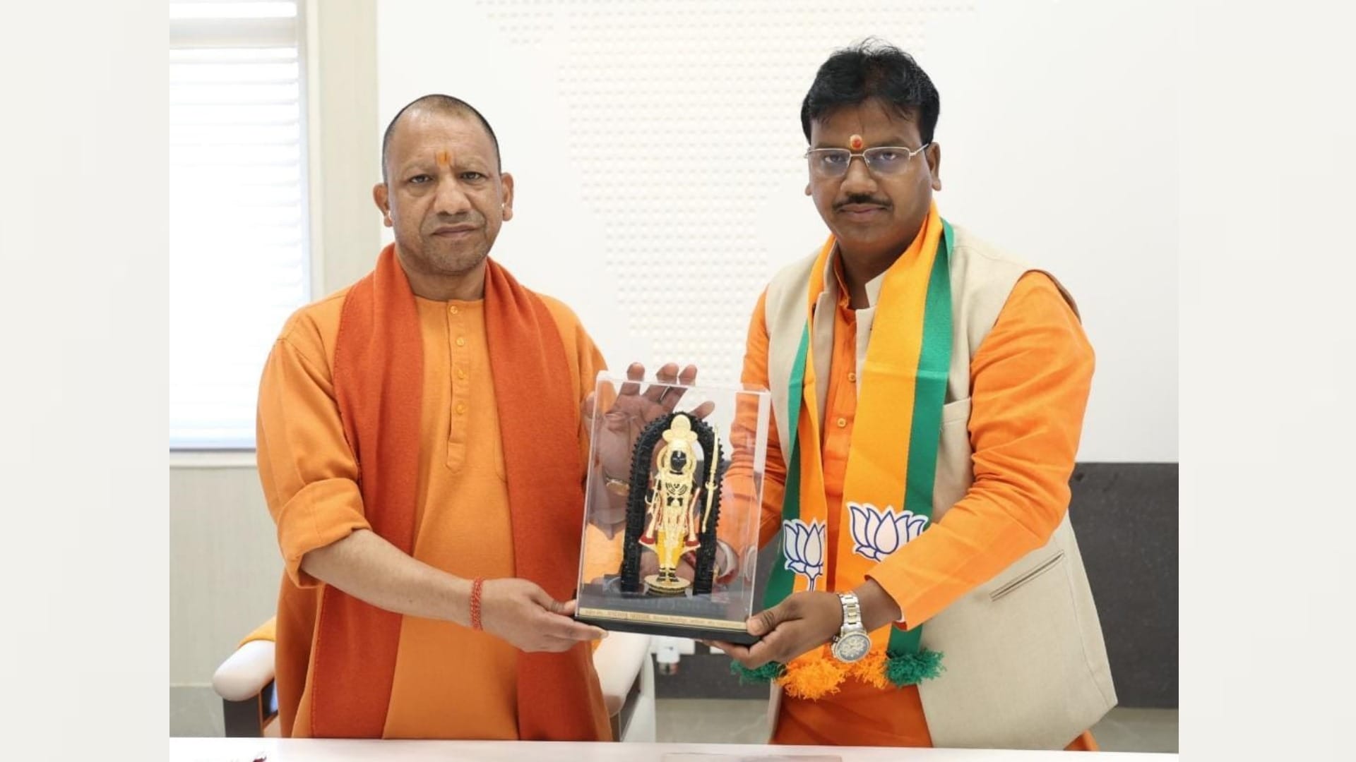 Bjp Mla Chandrabhanu Paswan Meets To Cm Yogi Adityanath. - Amar Ujala ...