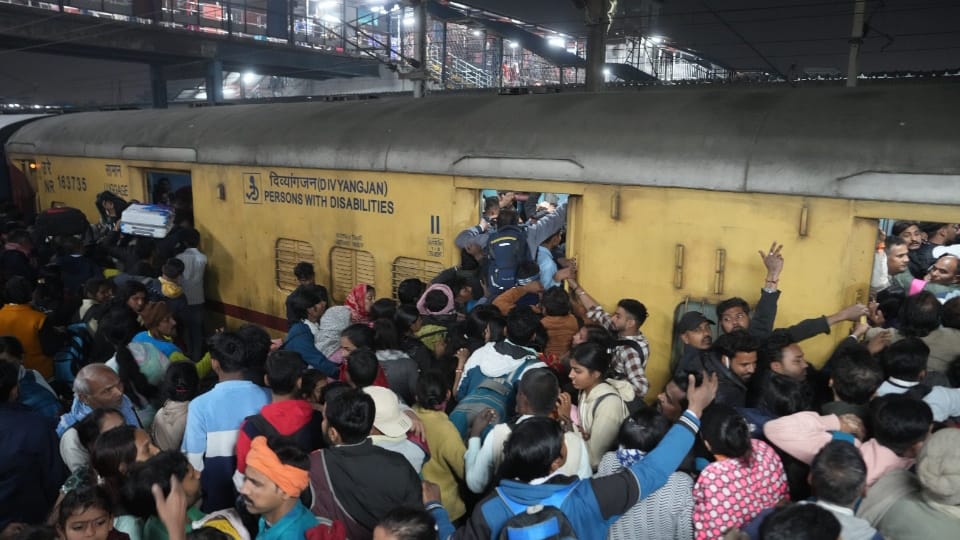 Delhi Station Stampede Live:क्यों मची भगदड़, दिल्ली पुलिस ने बताया ...