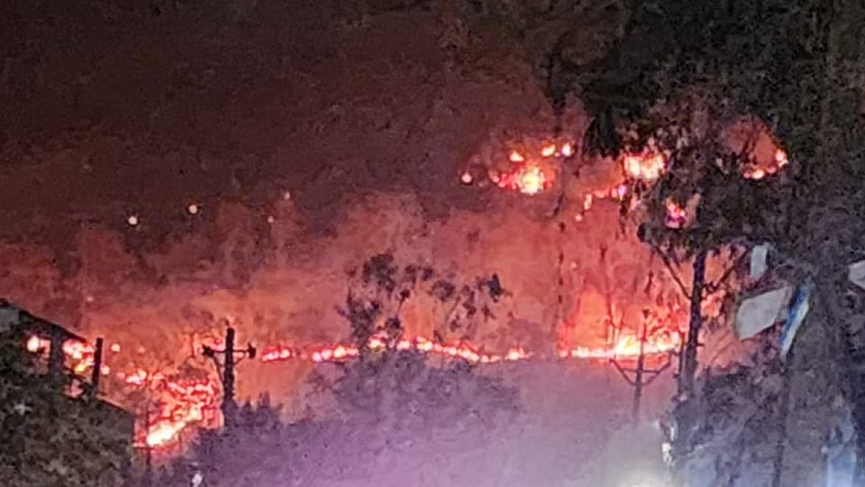Raigarh:पहाड़ मंदिर में लगी भयंकर आग, आस-पास के लोगों में दहशत का माहौल ...