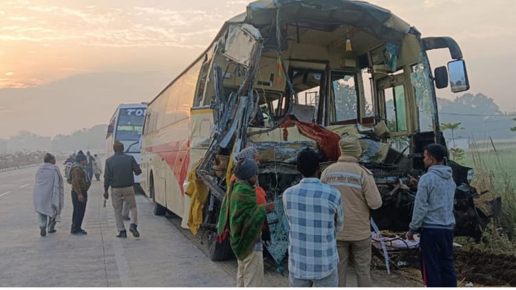 Jaunpur Accident:जौनपुर में बड़ा हादसा... हाईवे पर आपस में भिड़े कई ...