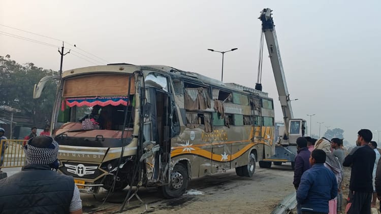 Devotees Injured In After Double-decker Bus Overturned On Ghazipur Gorakhpur Four-lane - Amar ...