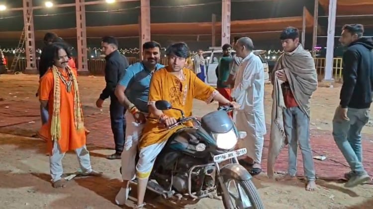 Bageshwar Dham:आखिर रात 3:30 बजे बाइक चलाकर क्या देखने पहुंचे धीरेंद्र ...
