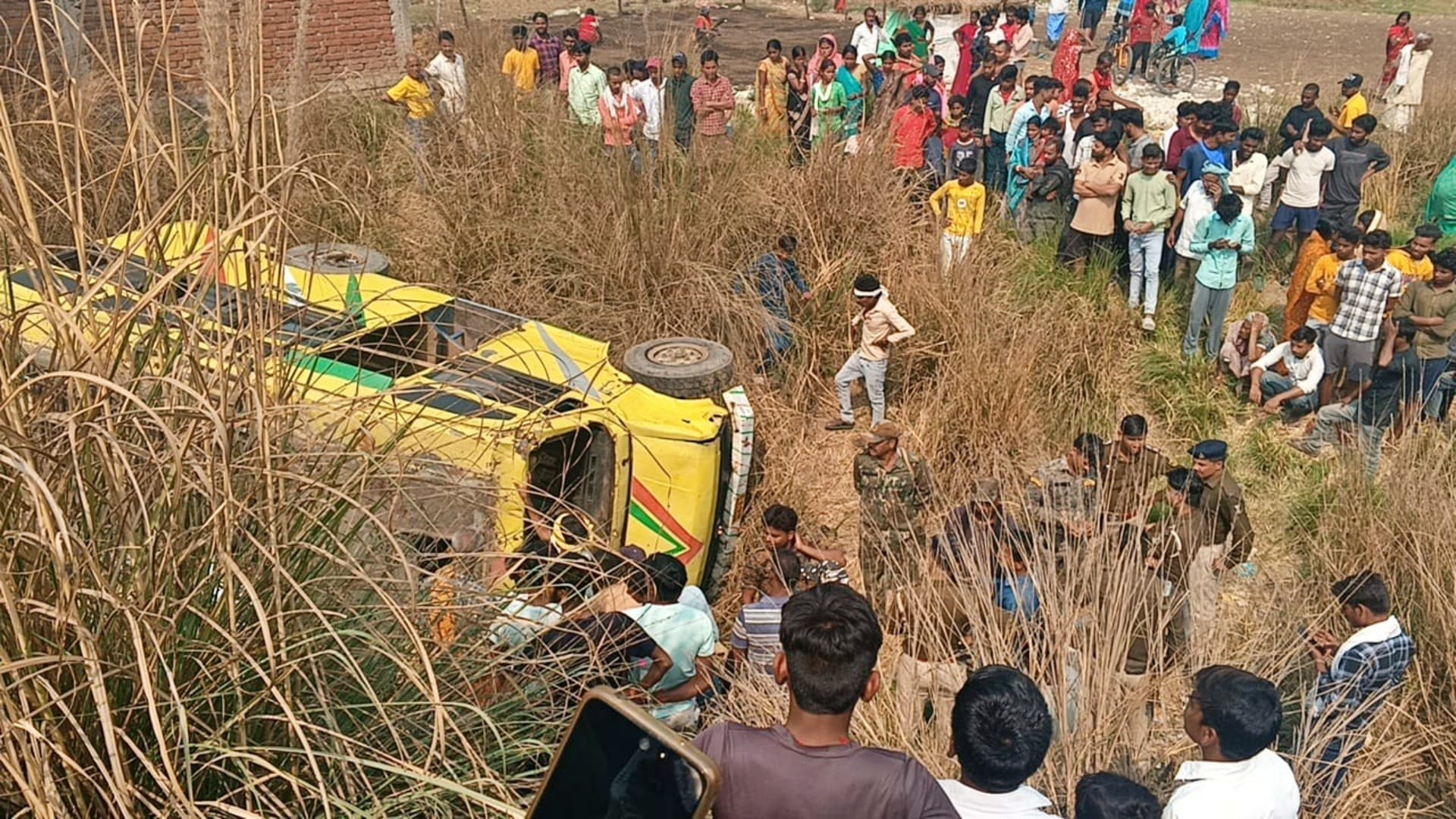Bus Accident:चालू बस में चढ़ रहे थे यात्री, अचानक आगे बढ़ी और गड्ढे में ...