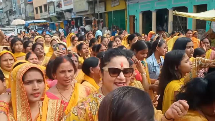 Ballia News :बाबा बालेश्वर नाथ विवाहोत्सव से पहले हुआ हुआ हल्दी मटकोर ...