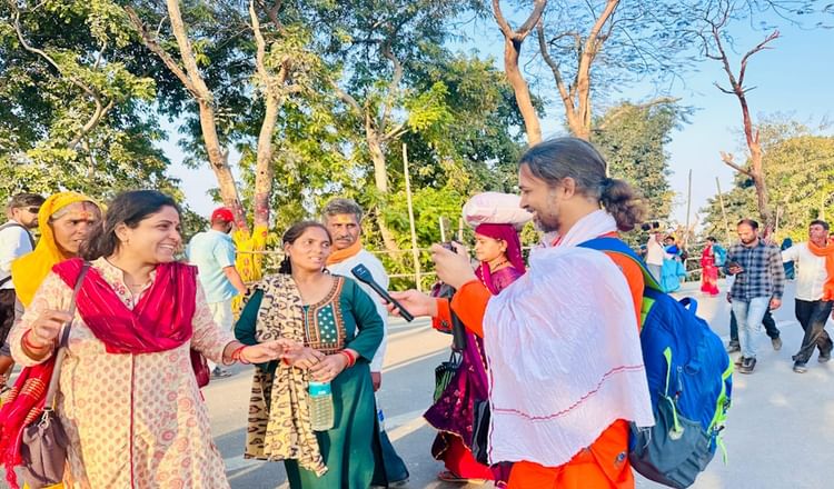 Mahakumbh :ट्राइपॉड, कैमरा, वायरलेस माइक के साथ महाकुंभ में डिजिटल बाबा ...