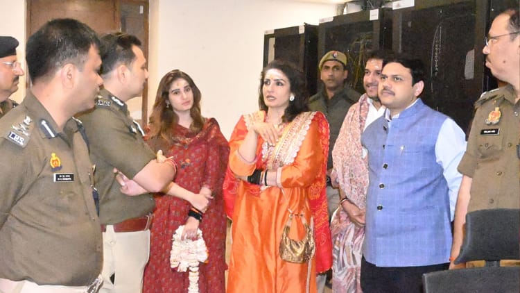 Mahashivratri 2025 Actress Raveena Tandon Attended Mangala Aarti In ...