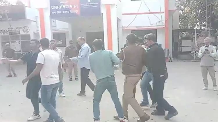 Sho Was Caught In Mirzapur Case Of Chilh Police Station Anti-corruption ...