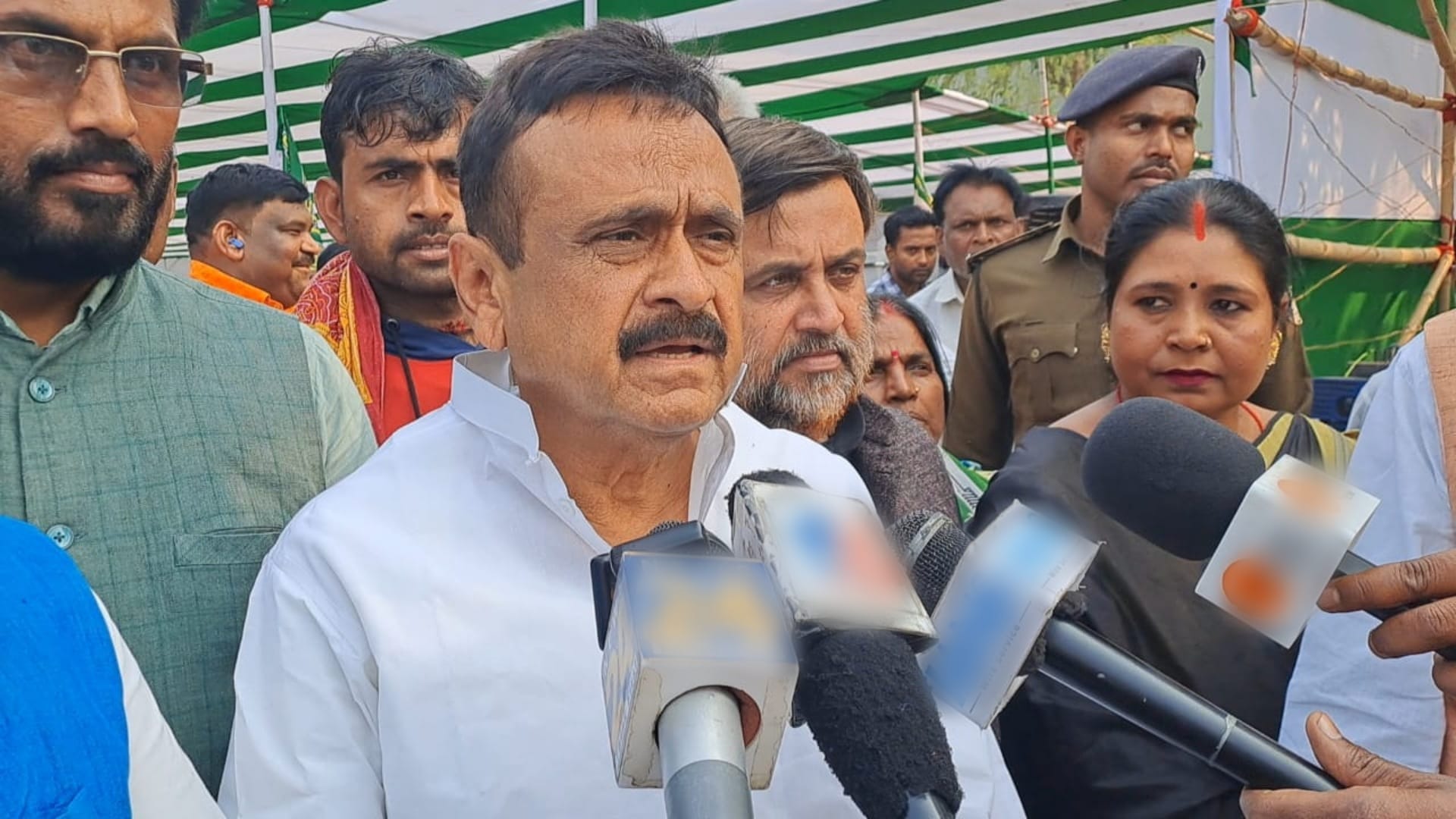 Vaishali: Chandrika Rai Says No Comment On Lalu Yadav's Question ...