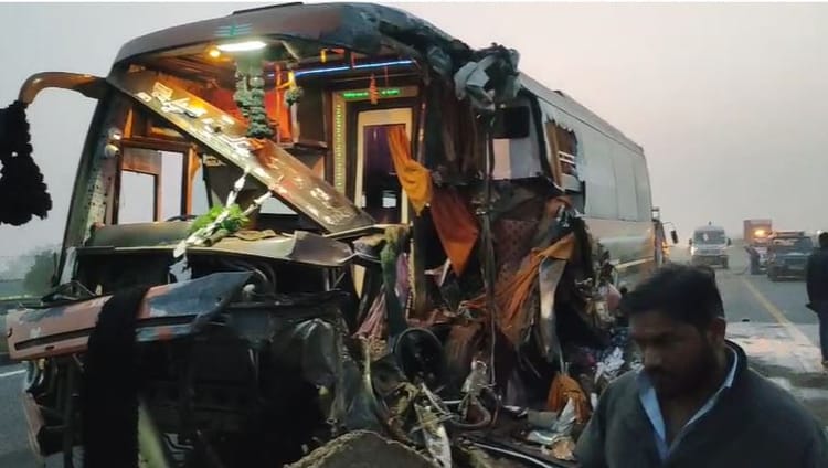 Up Accident:लखनऊ एक्सप्रेसवे पर बड़ा सड़क हादसा, ट्रक में पीछे से घुसी ...