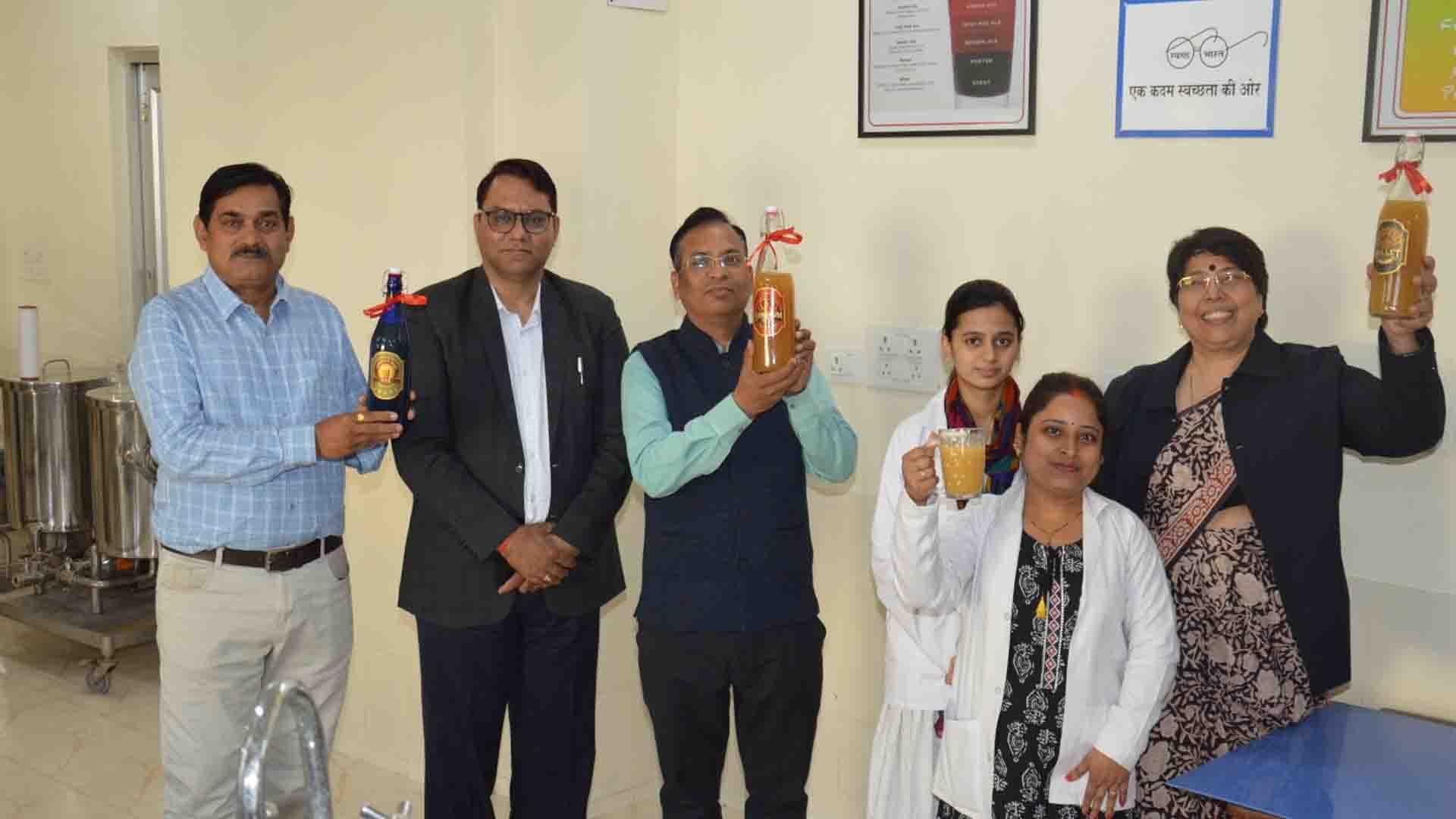 Kanpur:एनएसआई की नैनो ब्रीवरी में रागी, ज्वार से तैयार हो रही बियर ...