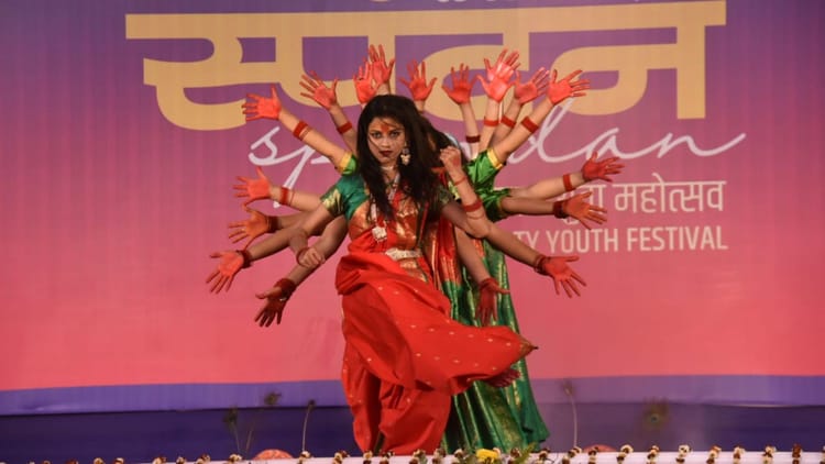 Bhu:छठ डांस के अर्घ्य पोज ने रिझाया, मटके में लपटों संग किया भवानी डांस, तस्वीरों में देखें ...