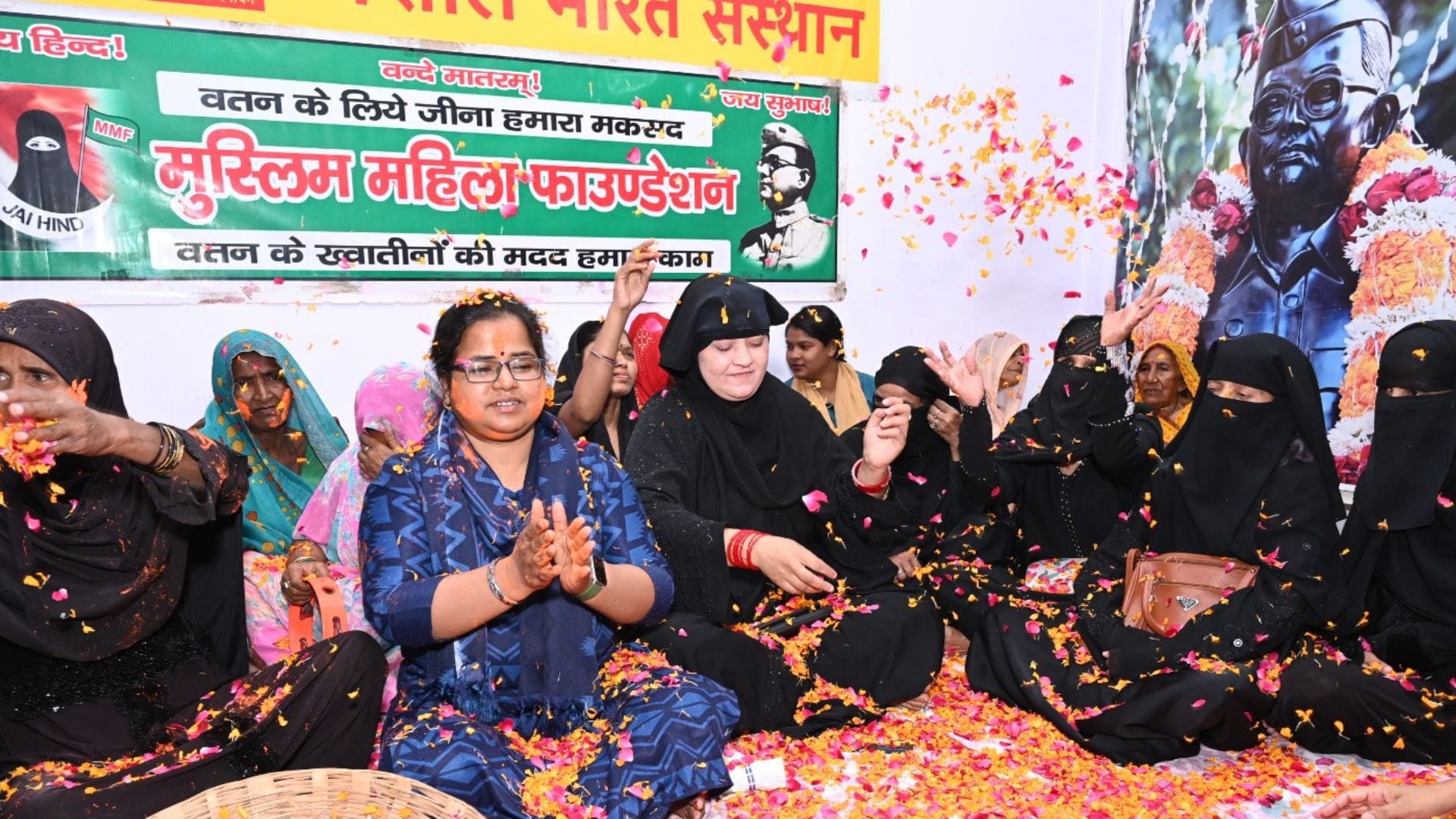 Varanasi News :मुस्लिम महिलाओं ने खेली होली, रंग पर्व पर दिया मजहबी ...