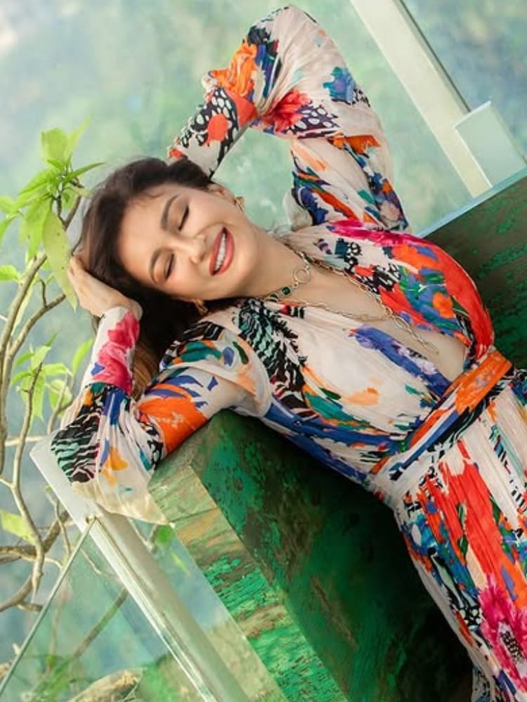 सौम्या टंडन की खूबसूरत अदाएं