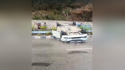 Solan Road Accident:कालका-शिमला हाईवे पर सनवारा टोल के पास पलटी कार ...