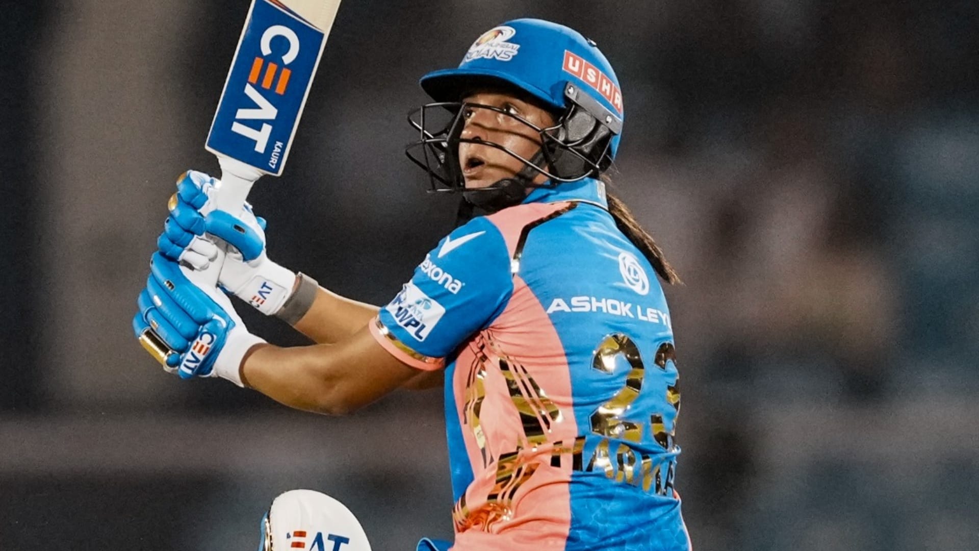 Wpl Final:दिल्ली के खिलाफ खिताबी मुकाबले से पहले हरमनप्रीत कौर से मिले ...