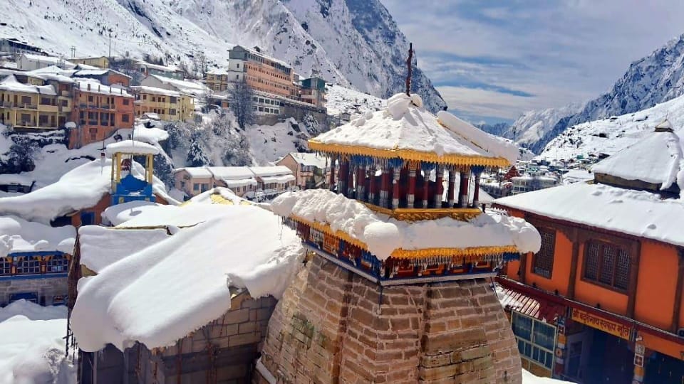 Uttarakhand Weather Snowfall In Badrinath Dham Three Feet Of Snow ...