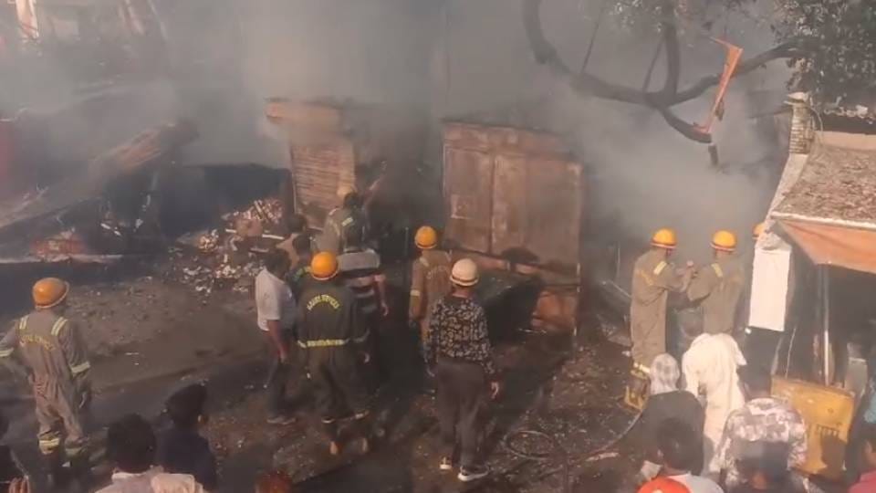 Lucknow News:शॉर्ट सर्किट से लगी आग...पांच दुकानों का सामान जला, कड़ी ...