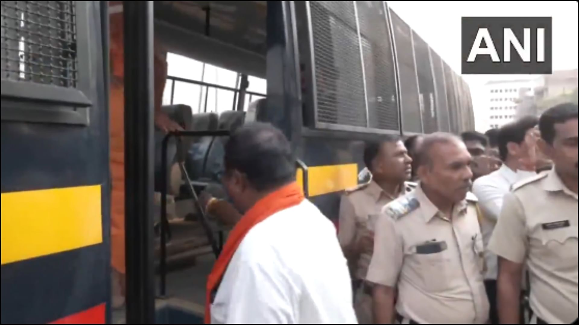 Nagpur: Eight Workers Of Vhp And Bajrang Dal Surrendered Before Kotwali Police Hindi News - Amar ...