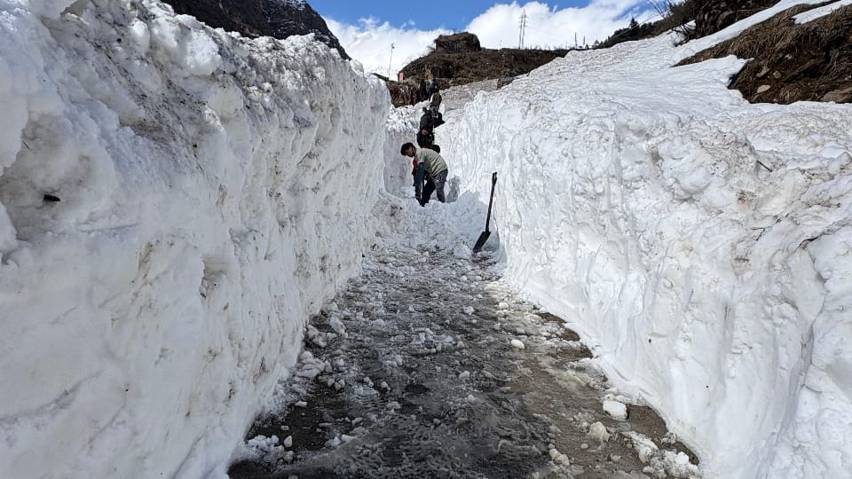 Gaurikund-kedarnath Walking Route Devotees Reached To See Baba Through ...