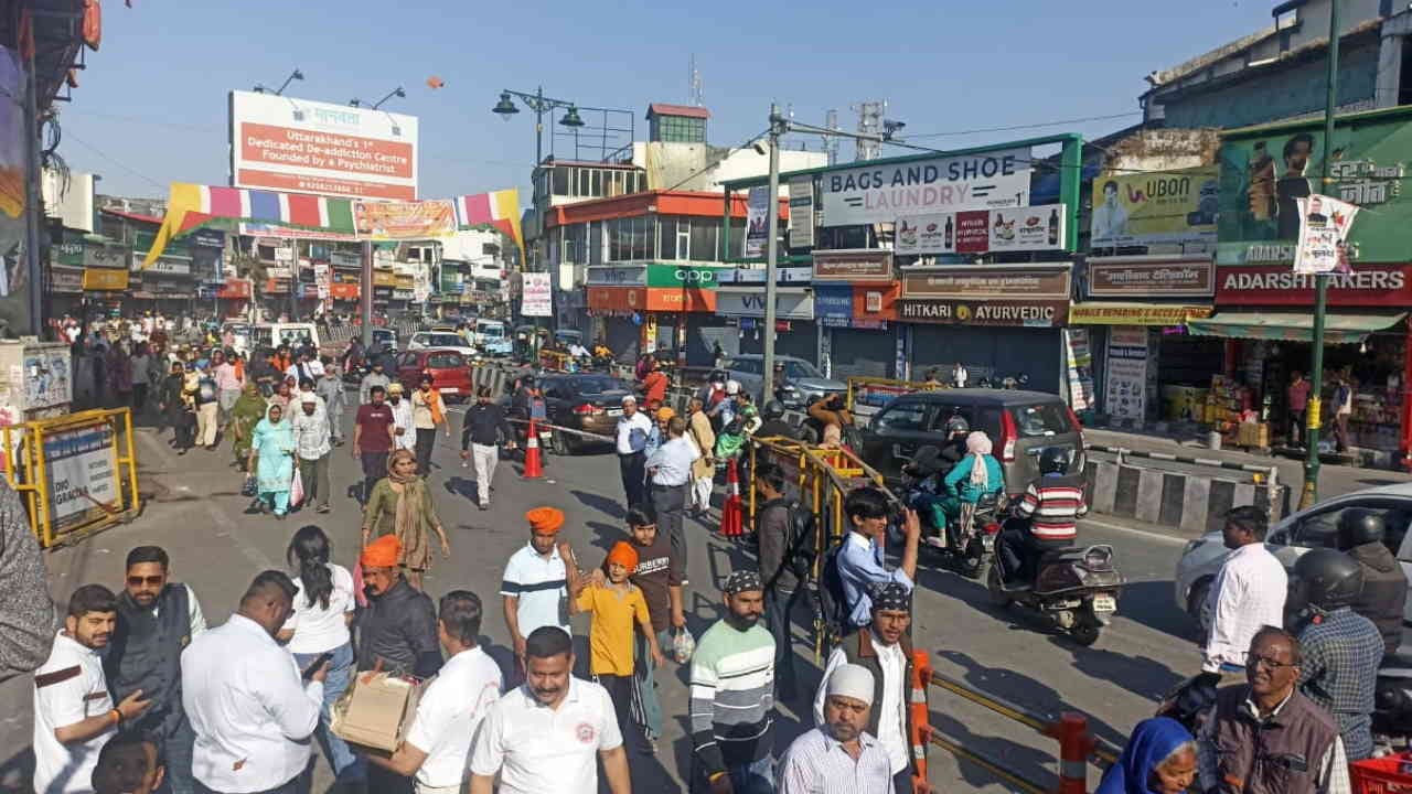 Dehradun Jhanda Mela:दरबार साहिब से शुरू हुई नगर परिक्रमा, सड़कों पर ...