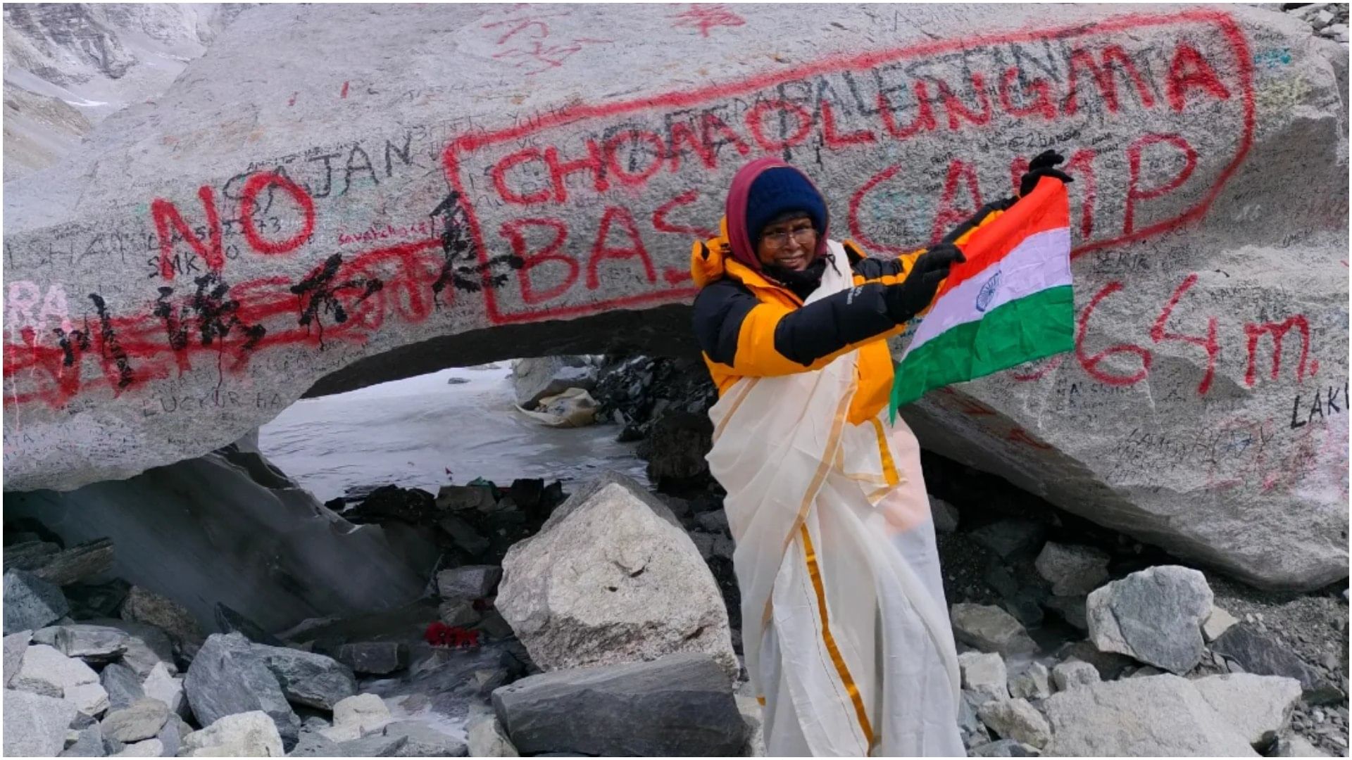 Vasanthi Cheruveettil:साड़ी पहनकर महिला ने एवरेस्ट बेस कैंप पर फहराया तिरंगा, पेशे से हैं दर्जी ...