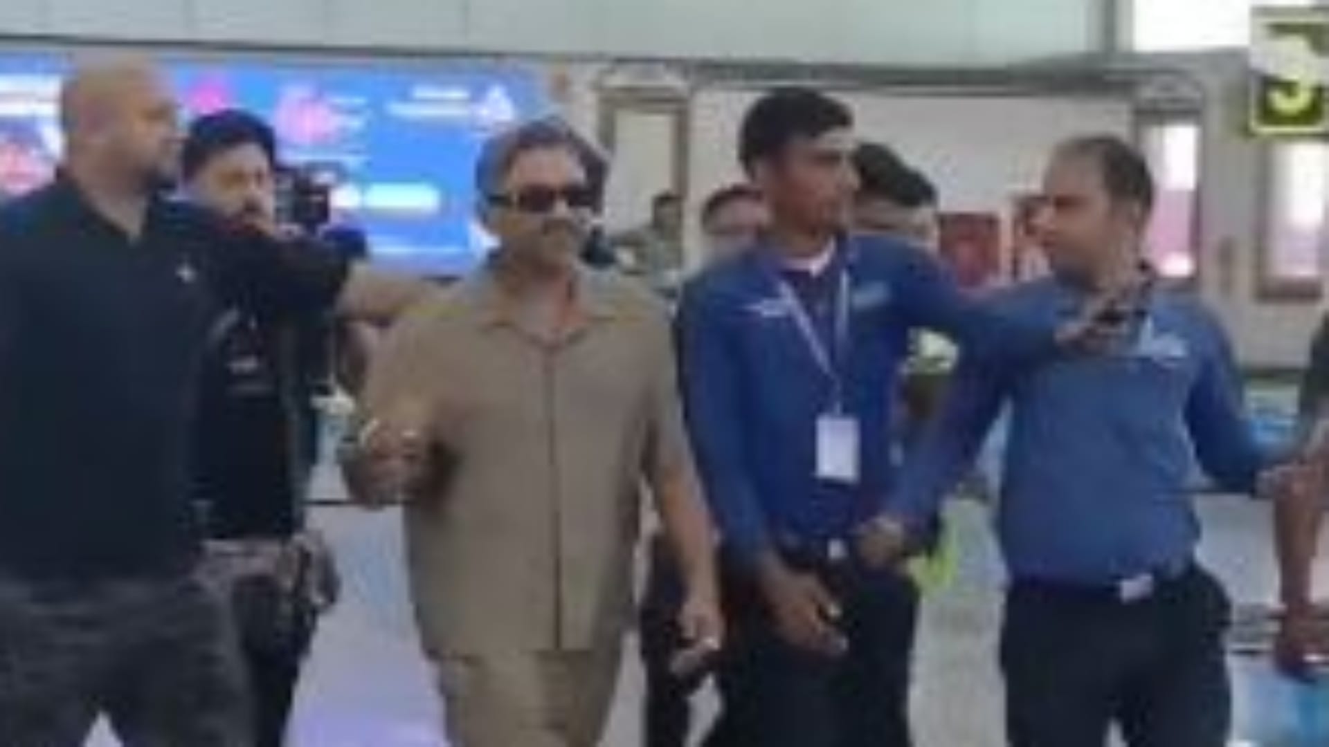 Jaipur News:'yo Yo' लिखे प्राइवेट जेट से जयपुर पहुंचे हनी सिंह, जेईसीसी ...