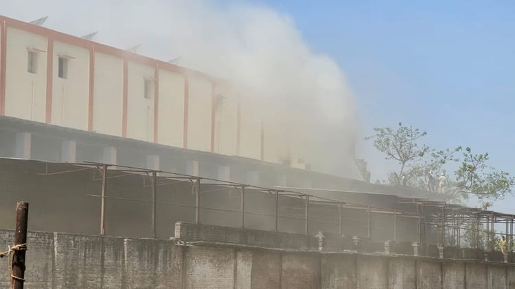 Hathras:शीतगृह में लगी भीषण आग, 12 घंटे बाद भी उठता रहा धुआं, मिर्च ...