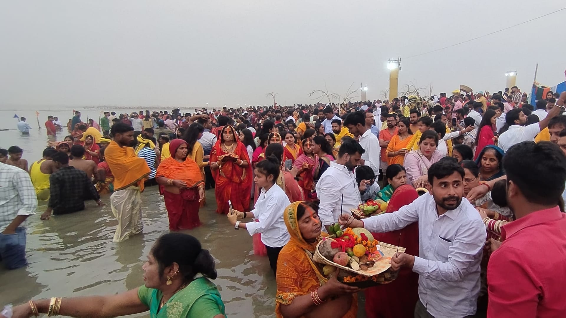 Chhath Puja 2025:अस्ताचलगामी सूर्य को दिया गया अर्घ्य, चैती छठ के तीसरे ...