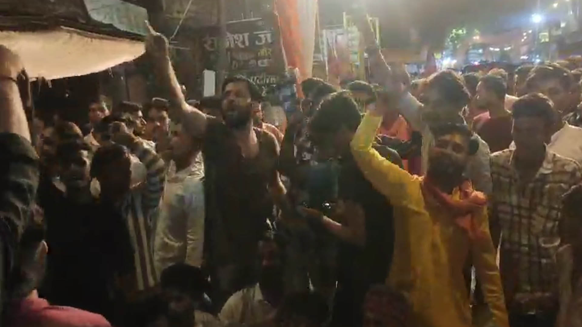 Kanpur:पुलिस ने गाड़ी में लादे लाउड स्पीकर, हिंदू संगठनों में आक्रोश ...