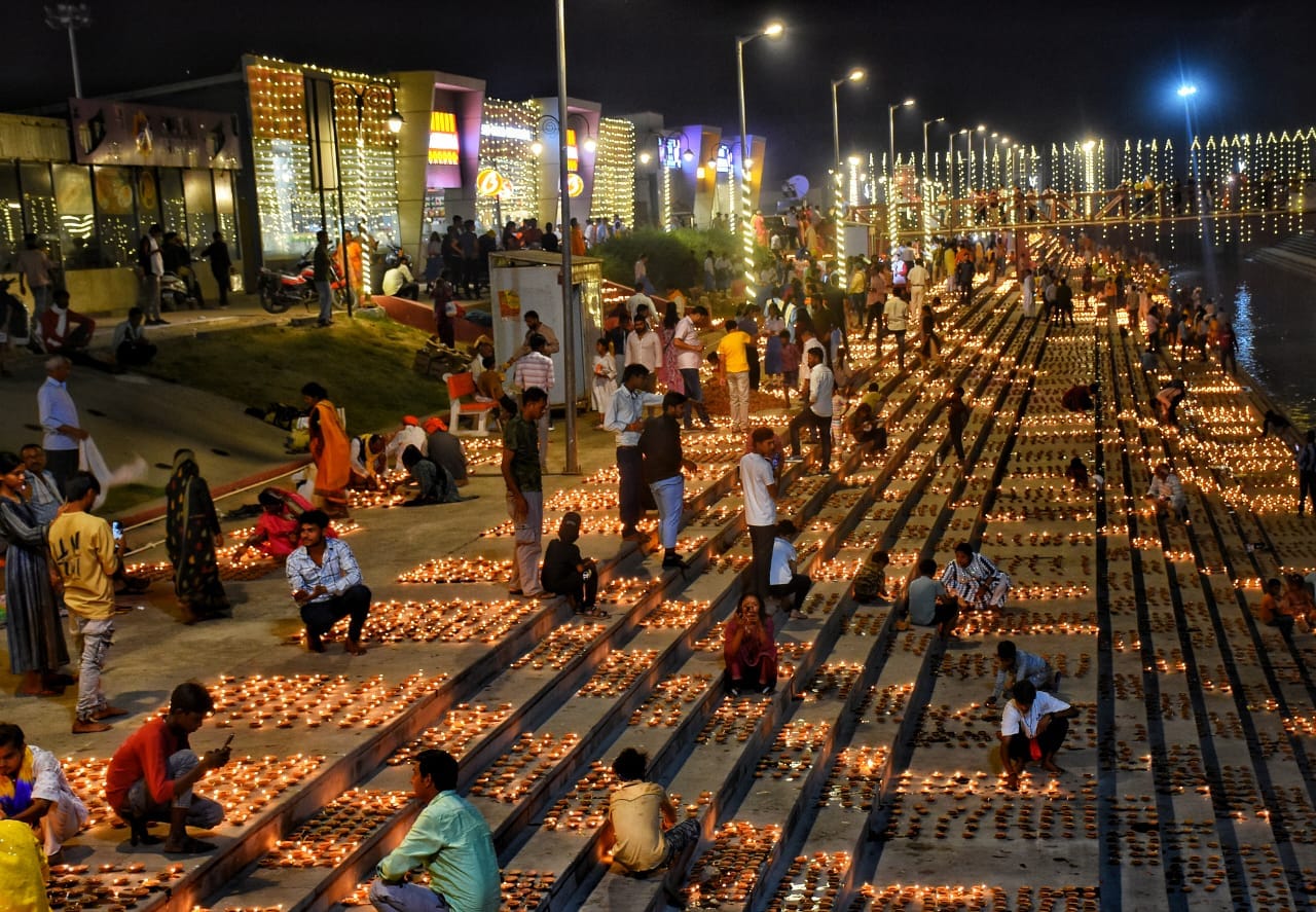 Ram Navmi: Saryu Ghat Lit Up With Millions Of Diyas On Ram Navami ...