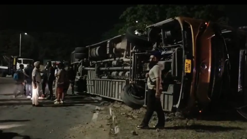 चंडीगढ़ में पलटी बस:कटरा से दिल्ली जा रही थी, कार से भिड़ंत बचाने के ...