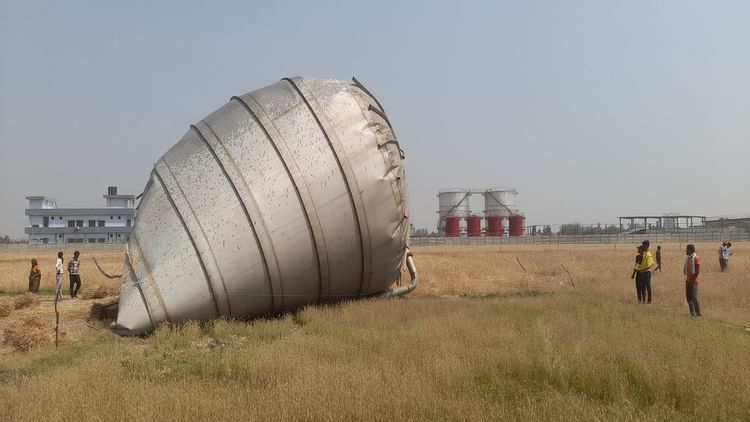 Bareilly News:एथेनॉल प्लांट में बॉयलर फटने से लगी आग, 400 मीटर दूर जाकर ...